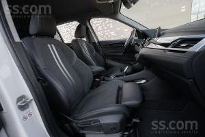White BMW X1 2022 in Riga, with an engine capacity of 2.00 L and mileage of 0 thousand km for 19400 €, photo 32 on AUTOMOTO.COM.LV