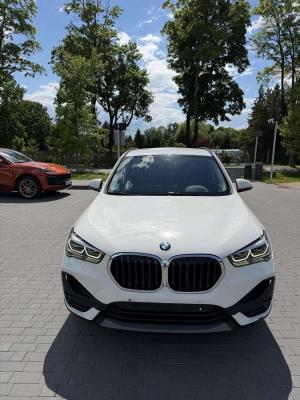 White BMW X1 2022 in Kaunas, with an engine capacity of 2.00 L and mileage of 290 thousand km for 13800 €, photo 4 on AUTOMOTO.COM.LV