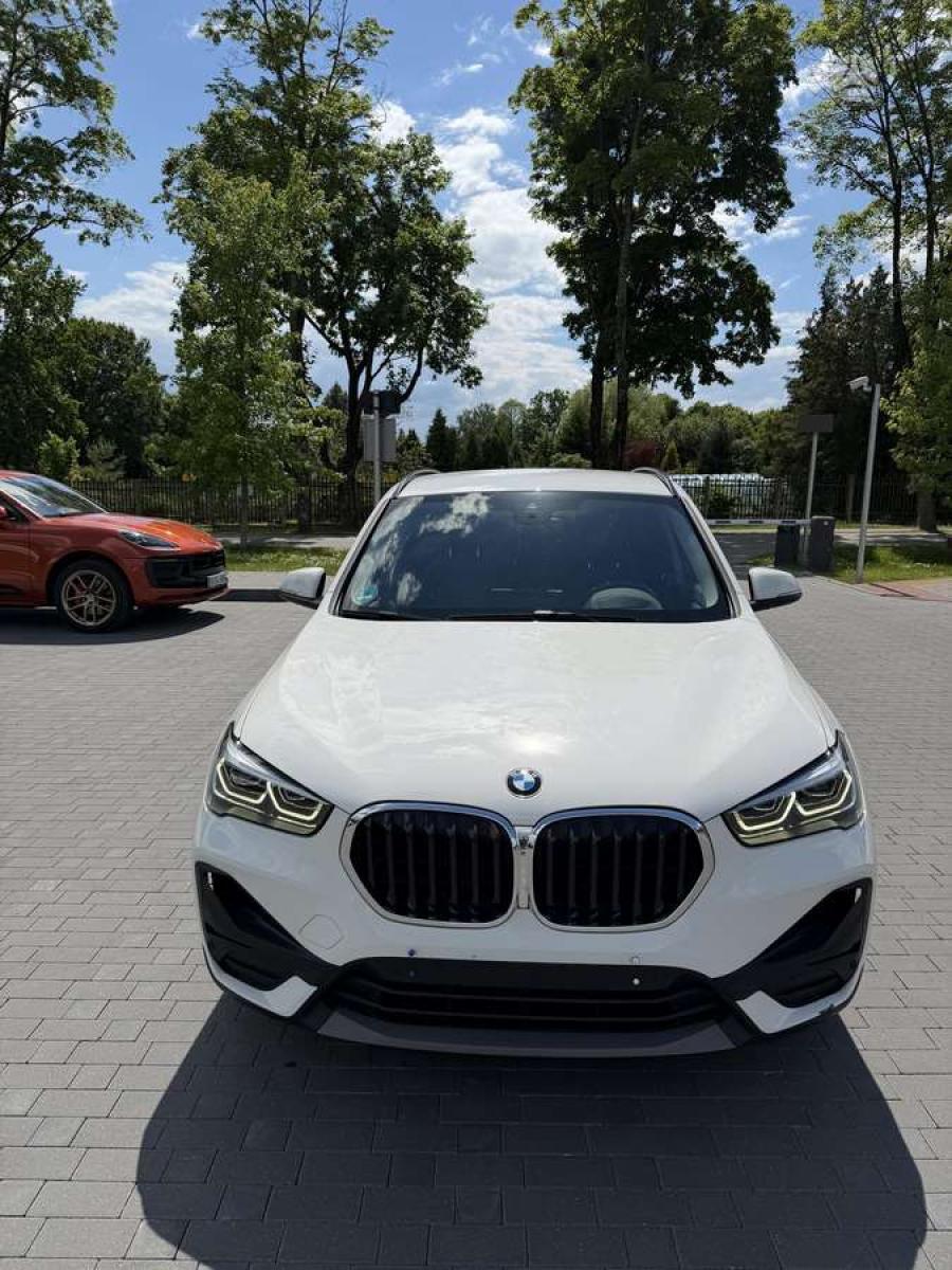 White BMW X1 2022 in Kaunas, with an engine capacity of 2.00 L and mileage of 290 thousand km for 13800 €, photo 4 on AUTOMOTO.COM.LV