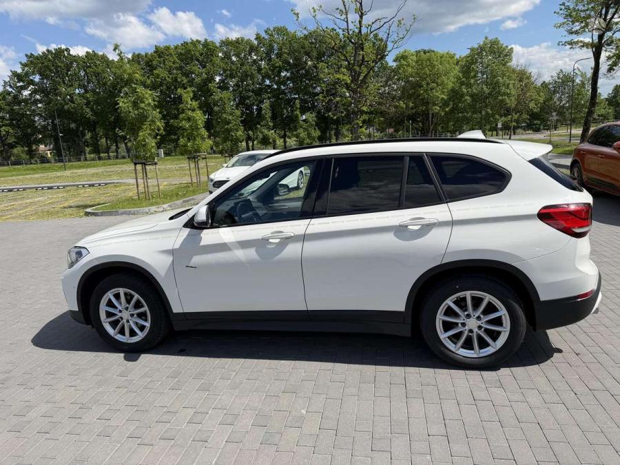 White BMW X1 2022 in Kaunas, with an engine capacity of 2.00 L and mileage of 290 thousand km for 13800 €, photo 8 on AUTOMOTO.COM.LV