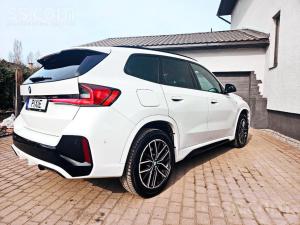 White BMW X1 2023 in Riga, with an engine capacity of 1.50 L and mileage of 90 thousand km for 33000 €, photo  on AUTOMOTO.COM.LV