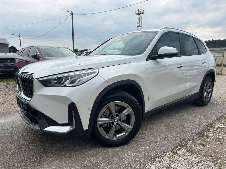 White BMW X1 2023 in Vilnius, with an engine capacity of 1.50 L and mileage of 178 thousand km for 24900 €, photo 3 on AUTOMOTO.COM.LV