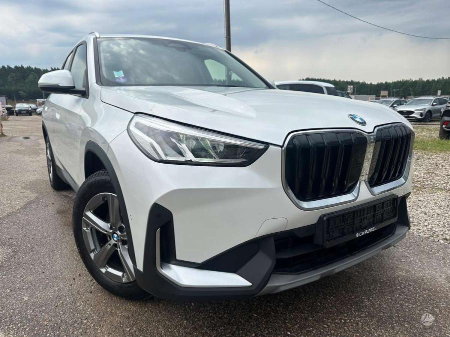 White BMW X1 2023 in Vilnius, with an engine capacity of 1.50 L and mileage of 178 thousand km for 24900 €, photo 6 on AUTOMOTO.COM.LV