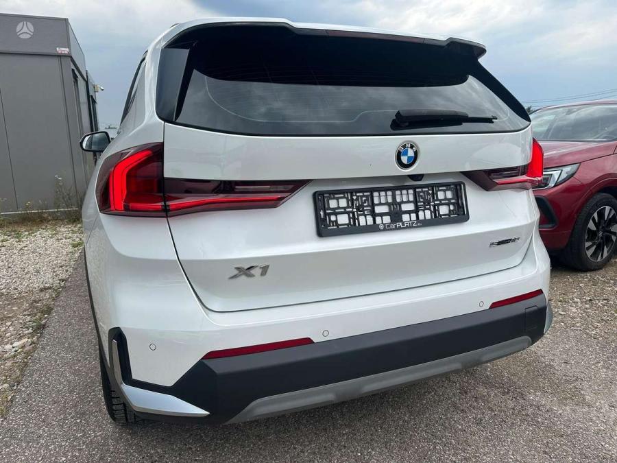 White BMW X1 2023 in Vilnius, with an engine capacity of 1.50 L and mileage of 178 thousand km for 24900 €, photo 11 on AUTOMOTO.COM.LV