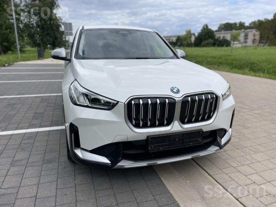 White BMW X1 2023 in Riga, with an engine capacity of 1.50 L and mileage of 58 thousand km for 33900 €, photo 3 on AUTOMOTO.COM.LV