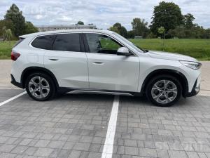 White BMW X1 2023 in Riga, with an engine capacity of 1.50 L and mileage of 58 thousand km for 33900 €, photo 6 on AUTOMOTO.COM.LV