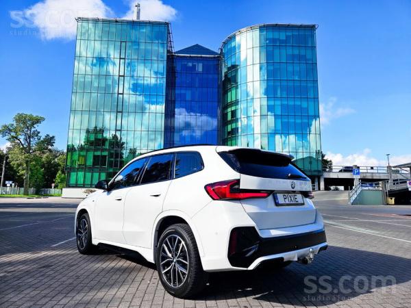 White BMW X1 2023 in Riga, with an engine capacity of 1.50 L and mileage of 102 thousand km for 33880 €, photo 3 on AUTOMOTO.COM.LV