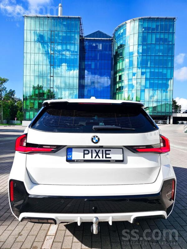 White BMW X1 2023 in Riga, with an engine capacity of 1.50 L and mileage of 102 thousand km for 33880 €, photo 4 on AUTOMOTO.COM.LV