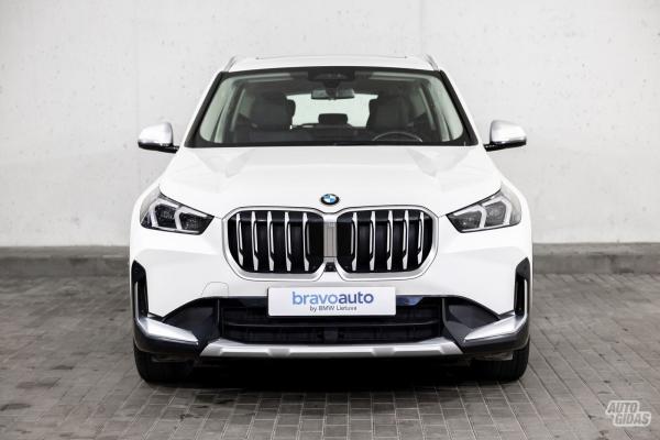White BMW X1 2023 in Vilnius, with an engine capacity of 1.50 L and mileage of 47 thousand km for 32991 €, photo 5 on AUTOMOTO.COM.LV