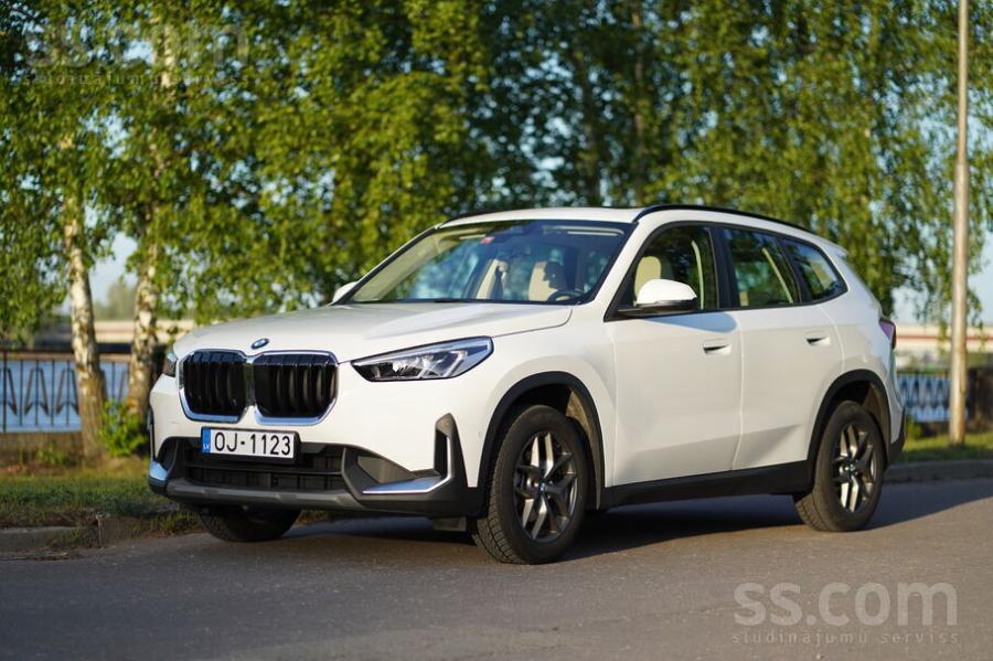 White BMW X1 2024 in Riga, with an engine capacity of 1.50 L and mileage of 15 thousand km for 39200 €, photo 3 on AUTOMOTO.COM.LV