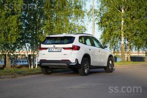 White BMW X1 2024 in Riga, with an engine capacity of 1.50 L and mileage of 15 thousand km for 39200 €, photo 4 on AUTOMOTO.COM.LV