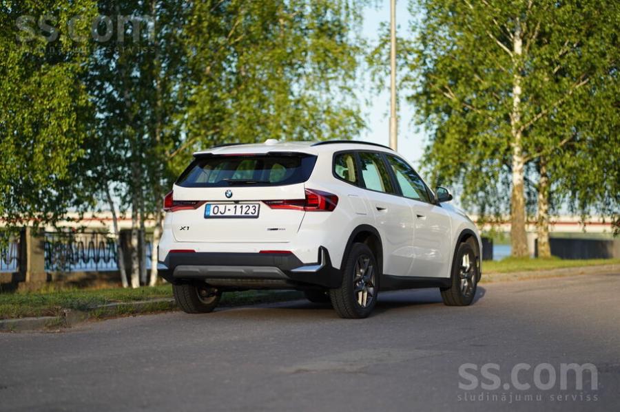 White BMW X1 2024 in Riga, with an engine capacity of 1.50 L and mileage of 15 thousand km for 39200 €, photo 4 on AUTOMOTO.COM.LV