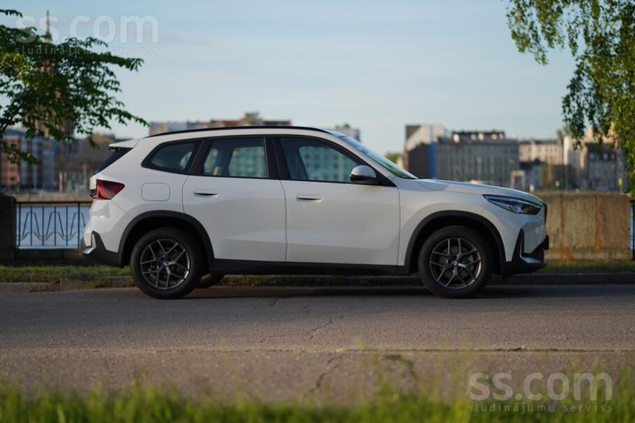 White BMW X1 2024 in Riga, with an engine capacity of 1.50 L and mileage of 15 thousand km for 39200 €, photo 5 on AUTOMOTO.COM.LV
