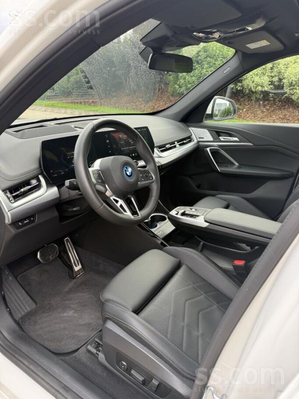 White BMW X1 2024 in Cesis, with an engine capacity of 2.00 L and mileage of 22 thousand km for 39500 €, photo 4 on AUTOMOTO.COM.LV