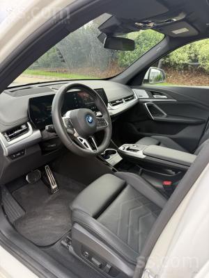 White BMW X1 2024 in Cesis, with an engine capacity of 2.00 L and mileage of 22 thousand km for 39500 €, photo 5 on AUTOMOTO.COM.LV