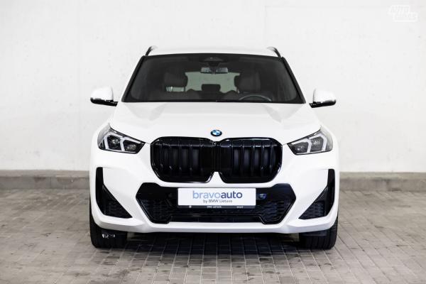 White BMW X1 2024 in Vilnius, with an engine capacity of 2.00 L and mileage of 56 thousand km for 37991 €, photo 5 on AUTOMOTO.COM.LV