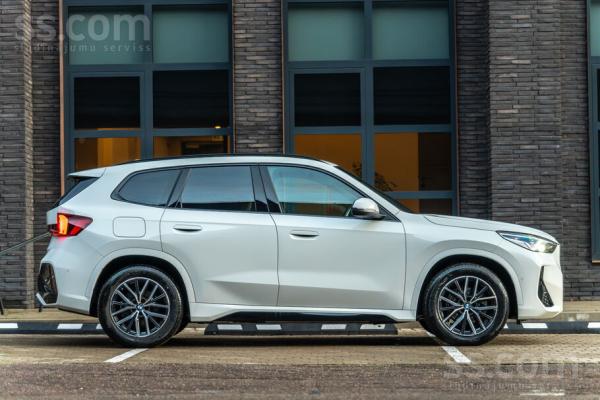 BMW X1 2025 RÄ«ga vietnÄ Balts BMW X1 2025 RÄ«ga, ar dzinÄja tilpumu 1.50 L un nobraukumu 15 tÅ«kst. km par 42900 ā¬, foto 6 vietnÄ AUTOMOTO.COM.LV