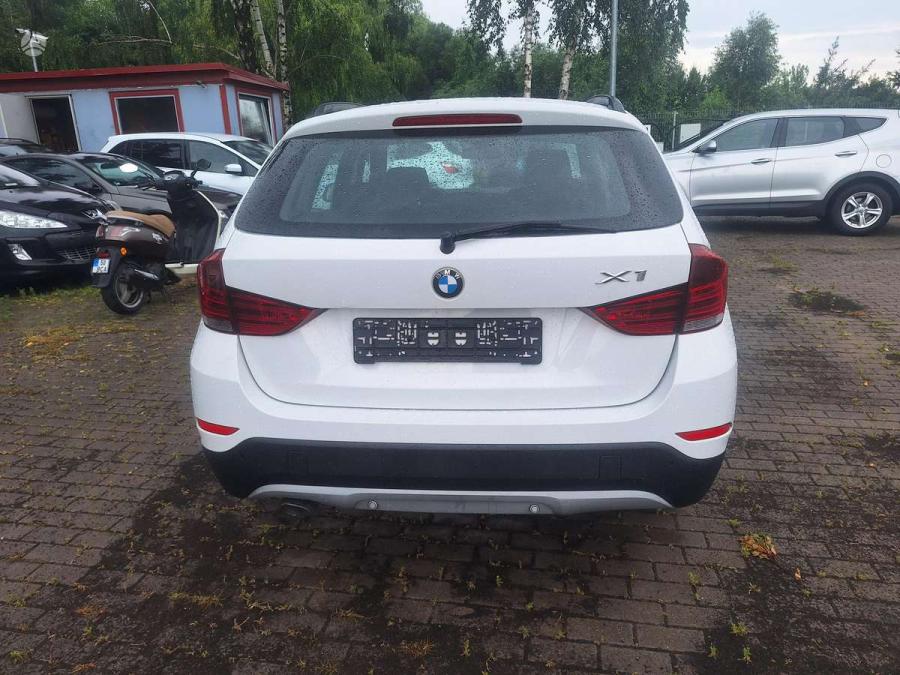 Balts BMW X1 2012 Marijampole, ar dzinēja tilpumu 2.00 L un nobraukumu 180 tūkst. km par 5200 €, foto 18 vietnē AUTOMOTO.COM.LV