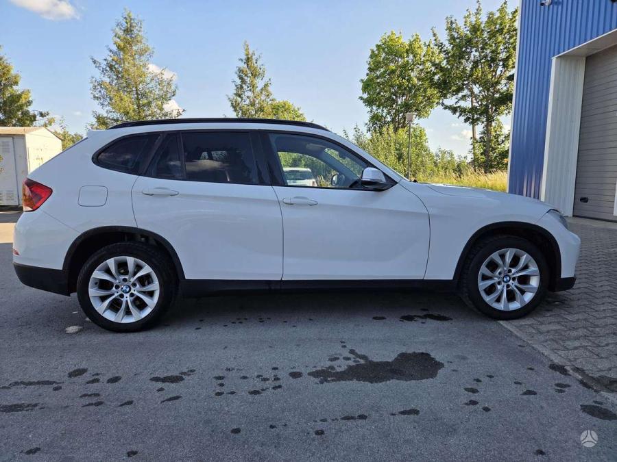 White BMW X1 2012 in Taurage, with an engine capacity of 2.00 L and mileage of 221 thousand km for 6650 €, photo 5 on AUTOMOTO.COM.LV