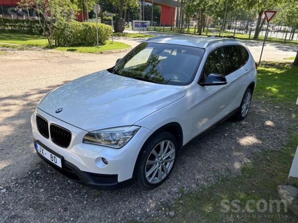 White BMW X1 2013 in Valmiera, with an engine capacity of 2.00 L and mileage of 305 thousand km for 9000 €, photo 1 on AUTOMOTO.COM.LV