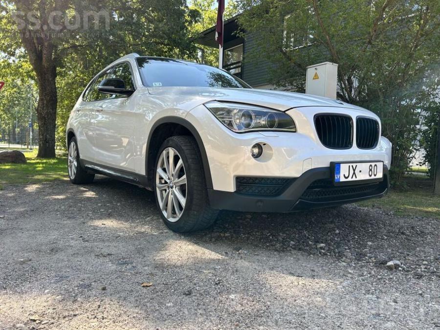 White BMW X1 2013 in Valmiera, with an engine capacity of 2.00 L and mileage of 305 thousand km for 9000 €, photo 2 on AUTOMOTO.COM.LV