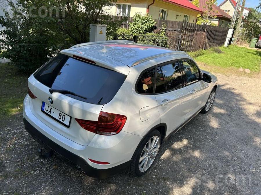 White BMW X1 2013 in Valmiera, with an engine capacity of 2.00 L and mileage of 305 thousand km for 9000 €, photo 3 on AUTOMOTO.COM.LV