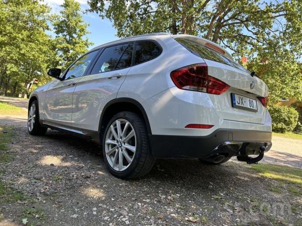 White BMW X1 2013 in Valmiera, with an engine capacity of 2.00 L and mileage of 305 thousand km for 9000 €, photo 4 on AUTOMOTO.COM.LV