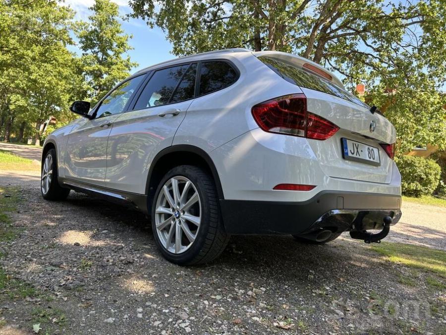 White BMW X1 2013 in Valmiera, with an engine capacity of 2.00 L and mileage of 305 thousand km for 9000 €, photo 4 on AUTOMOTO.COM.LV