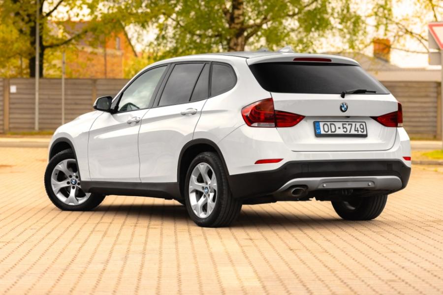 Balts BMW X1 2013 Rīga, ar dzinēja tilpumu 2.00 L un nobraukumu 214 tūkst. km par 9990 €, foto 4 vietnē AUTOMOTO.COM.LV