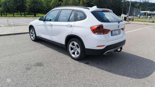 White BMW X1 2013 in Vilnius, with an engine capacity of 2.00 L and mileage of 207 thousand km for 7250 €, photo 5 on AUTOMOTO.COM.LV