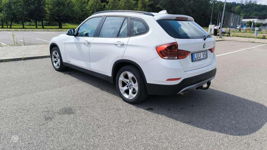 White BMW X1 2013 in Vilnius, with an engine capacity of 2.00 L and mileage of 207 thousand km for 7250 €, photo 6 on AUTOMOTO.COM.LV