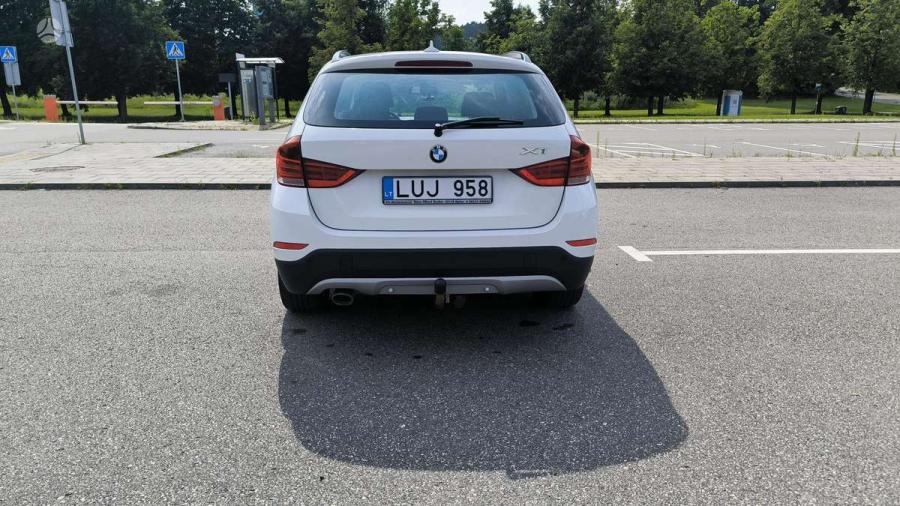 White BMW X1 2013 in Vilnius, with an engine capacity of 2.00 L and mileage of 207 thousand km for 7250 €, photo 7 on AUTOMOTO.COM.LV