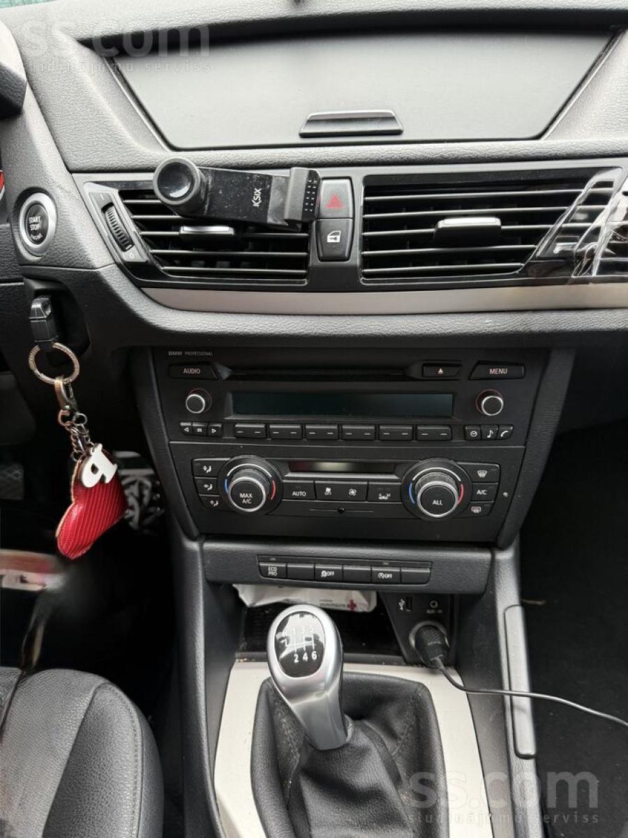 White BMW X1 2013 in Riga, with an engine capacity of 2.00 L and mileage of 420 thousand km for 5400 €, photo 7 on AUTOMOTO.COM.LV