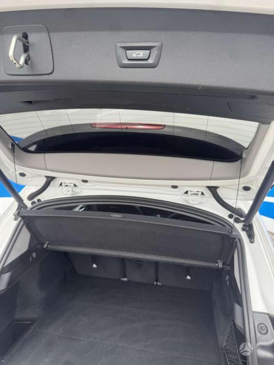 White BMW X1 2021 in Kaunas, with an engine capacity of 2.00 L and mileage of 216 thousand km for 16499 €, photo 6 on AUTOMOTO.COM.LV