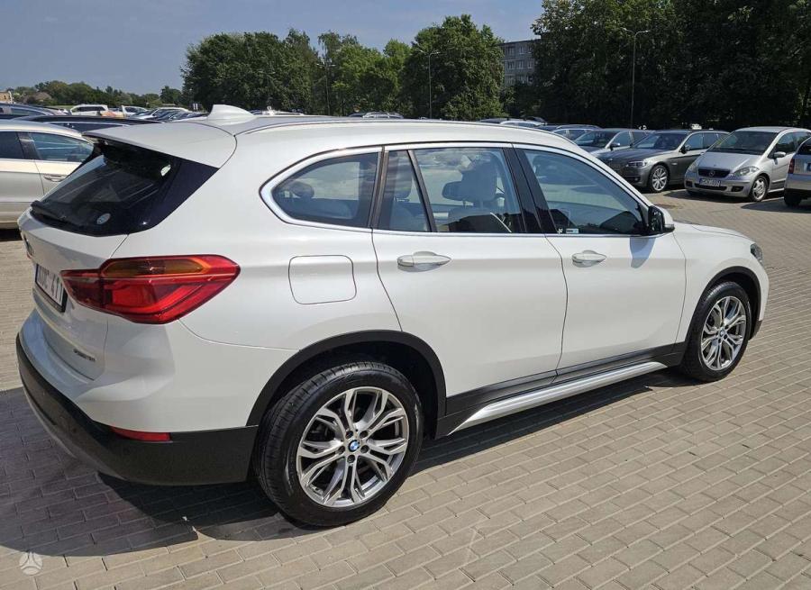 White BMW X1 2019 in Kaunas, with an engine capacity of 1.50 L and mileage of 131 thousand km for 14500 €, photo 3 on AUTOMOTO.COM.LV