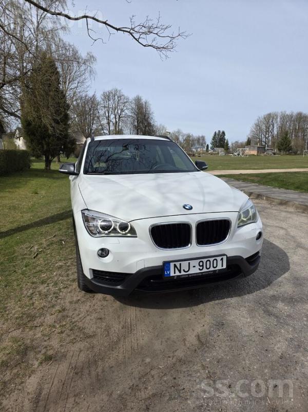White BMW X1 2014 in Riga, with an engine capacity of 2.00 L and mileage of 296 thousand km for 8199 €, photo 1 on AUTOMOTO.COM.LV