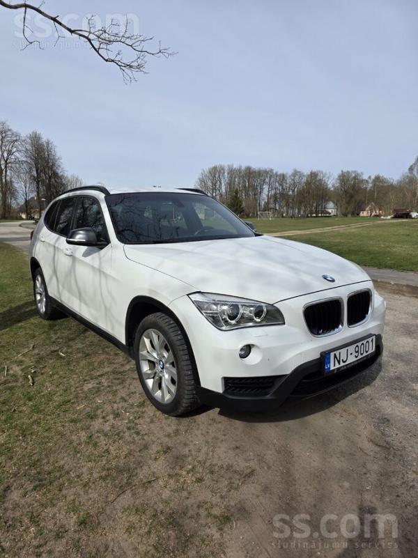 White BMW X1 2014 in Riga, with an engine capacity of 2.00 L and mileage of 296 thousand km for 8199 €, photo 2 on AUTOMOTO.COM.LV