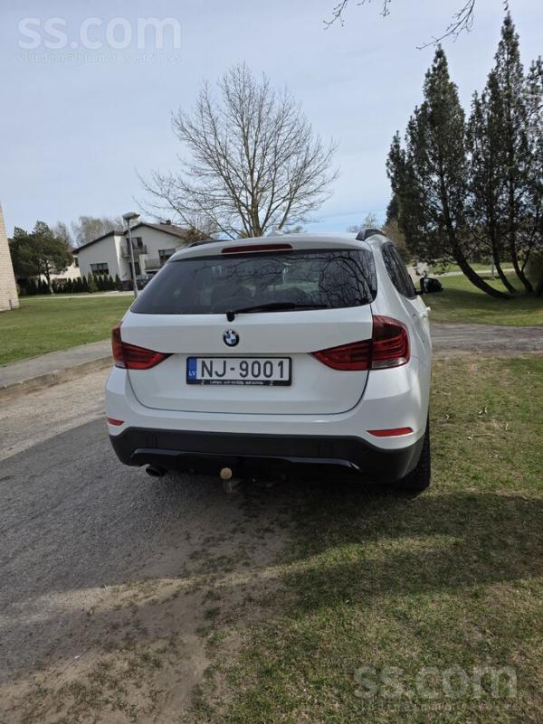 White BMW X1 2014 in Riga, with an engine capacity of 2.00 L and mileage of 296 thousand km for 8199 €, photo 3 on AUTOMOTO.COM.LV