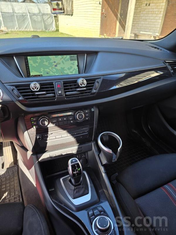 White BMW X1 2014 in Riga, with an engine capacity of 2.00 L and mileage of 296 thousand km for 8199 €, photo 6 on AUTOMOTO.COM.LV