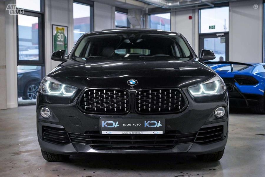 Black BMW X2 2020 in Marijampole, with an engine capacity of 1.50 L and mileage of 110 thousand km for 19750 €, photo 4 on AUTOMOTO.COM.LV
