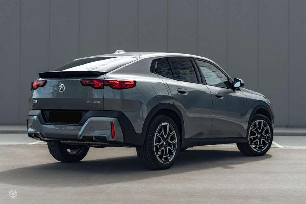 Grey BMW X2 2024 in Klaipeda, with an engine capacity of 2.00 L and mileage of 8 thousand km for 40600 €, photo 4 on AUTOMOTO.COM.LV