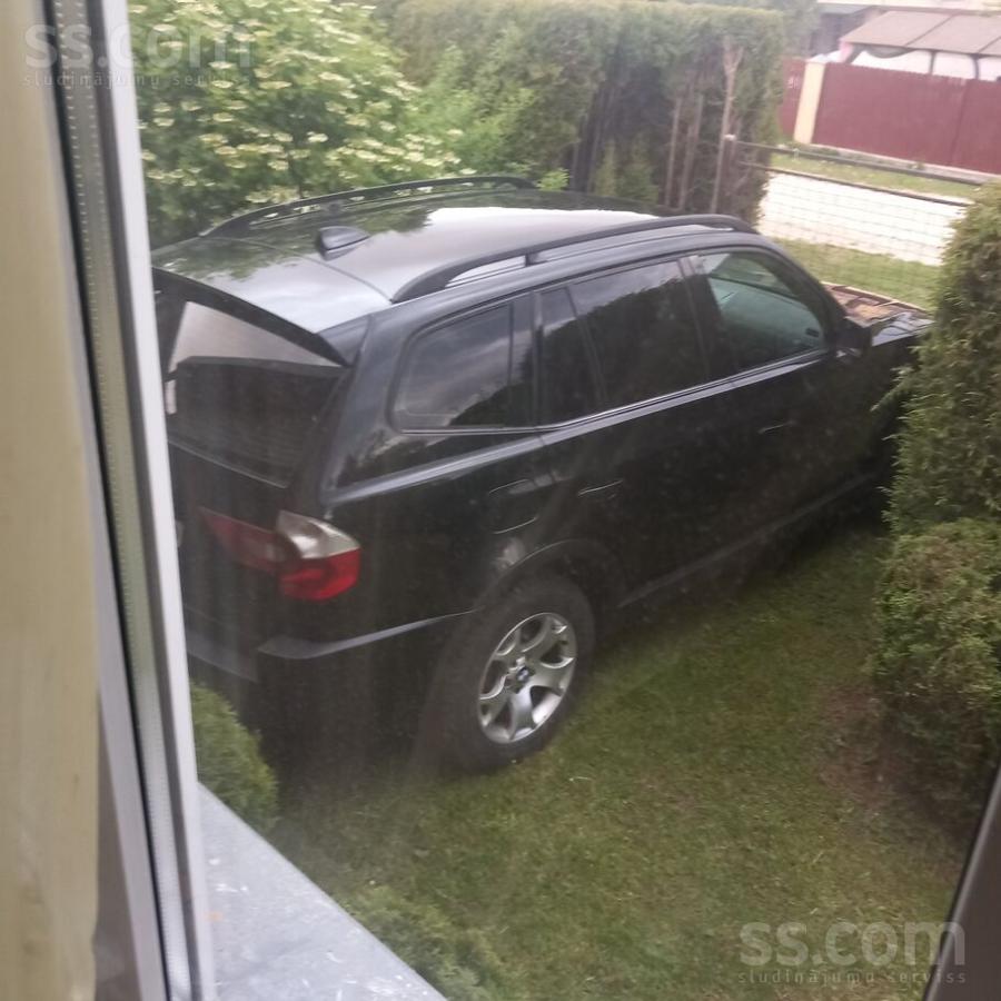 Black BMW X3 2004 in Riga, with an engine capacity of 3.00 L and mileage of 294 thousand km for 3500 €, photo 3 on AUTOMOTO.COM.LV