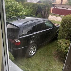 Black BMW X3 2004 in Riga, with an engine capacity of 3.00 L and mileage of 294 thousand km for 3500 €, photo 4 on AUTOMOTO.COM.LV
