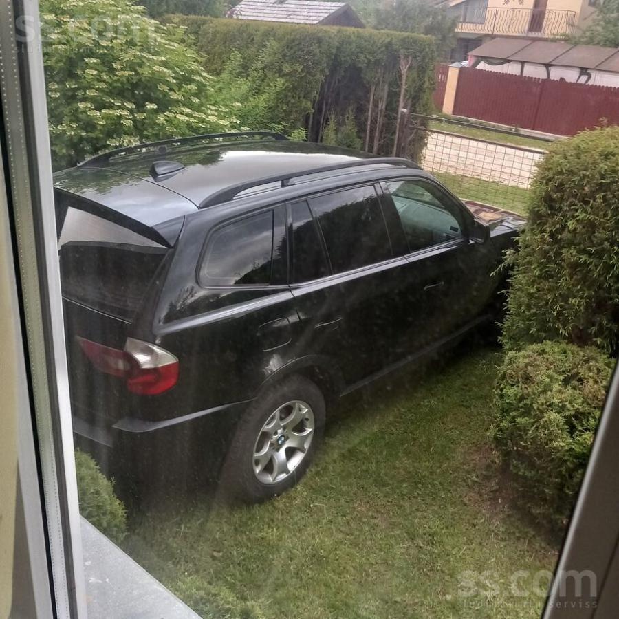 Black BMW X3 2004 in Riga, with an engine capacity of 3.00 L and mileage of 294 thousand km for 3500 €, photo 4 on AUTOMOTO.COM.LV