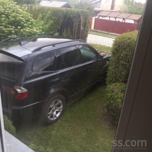 Black BMW X3 2004 in Riga, with an engine capacity of 3.00 L and mileage of 294 thousand km for 3500 €, photo 5 on AUTOMOTO.COM.LV