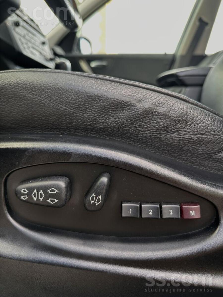 Black BMW X3 2006 in Balvi, with an engine capacity of 3.00 L and mileage of 300 thousand km for 4499 €, photo 15 on AUTOMOTO.COM.LV