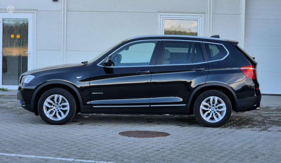 Black BMW X3 2010 in Vilnius, with an engine capacity of 2.00 L and mileage of 298 thousand km for 8850 €, photo 5 on AUTOMOTO.COM.LV