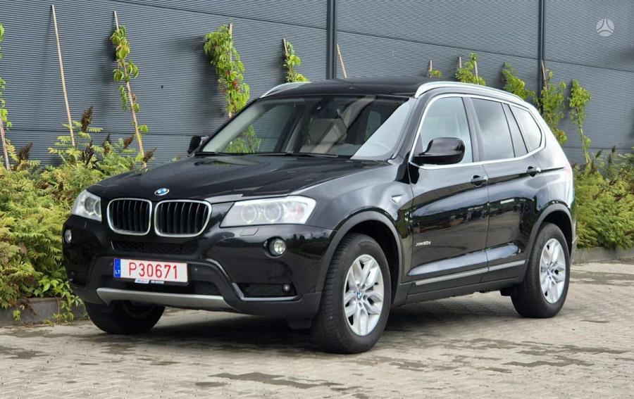 Black BMW X3 2010 in Vilnius, with an engine capacity of 2.00 L and mileage of 299 thousand km for 8750 €, photo 4 on AUTOMOTO.COM.LV