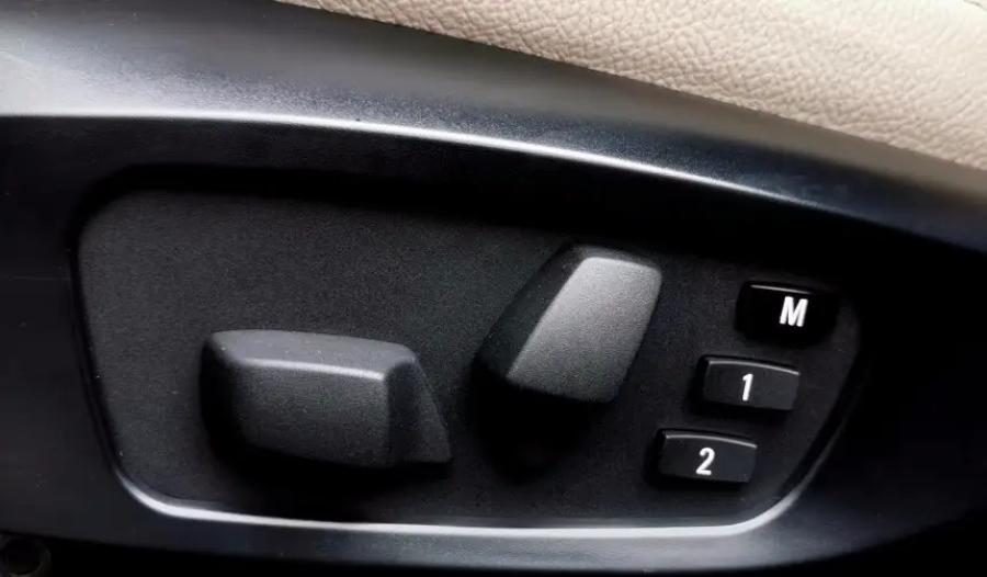 Black BMW X3 2011 in Riga, with an engine capacity of 3.00 L and mileage of 266 thousand km for 15500 €, photo 16 on AUTOMOTO.COM.LV