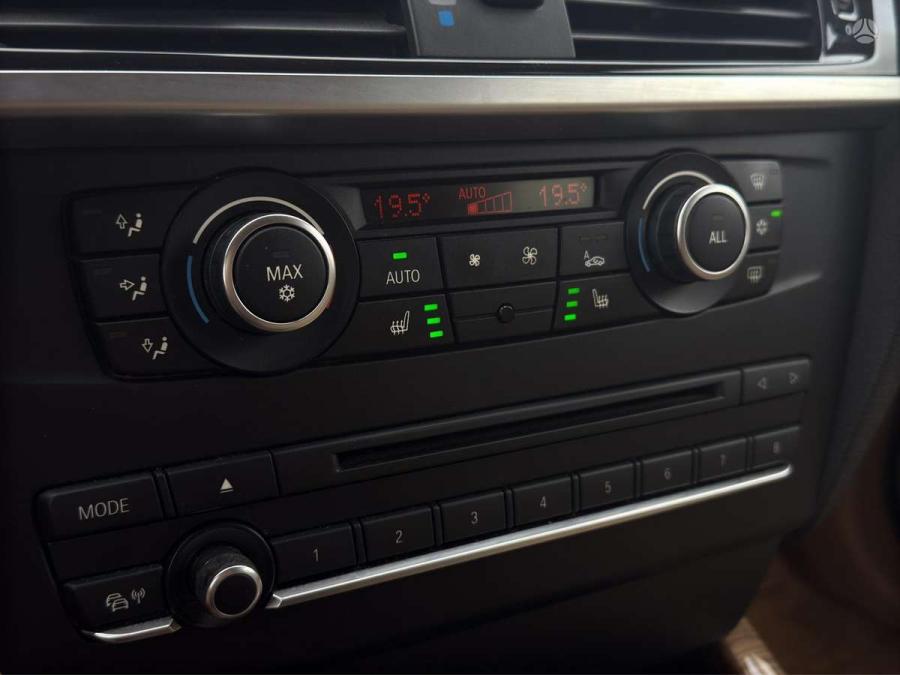 Black BMW X3 2011 in Kaunas, with an engine capacity of 3.00 L and mileage of 379 thousand km for 10699 €, photo 17 on AUTOMOTO.COM.LV